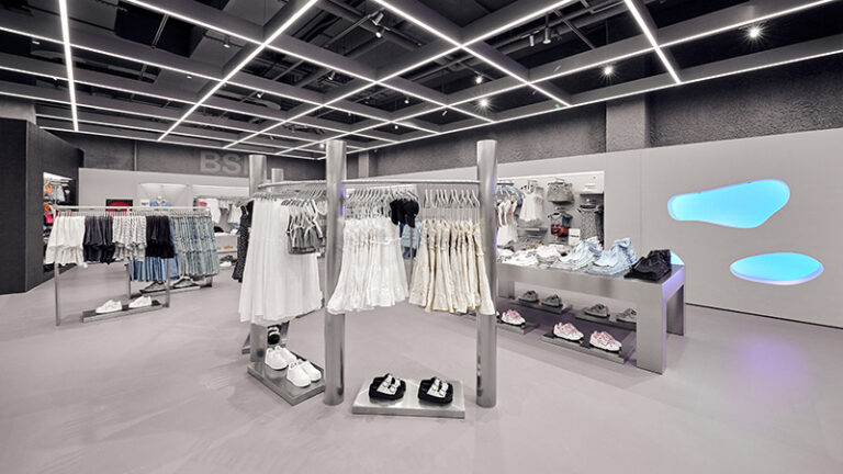 Bershka reabre su tienda en Marineda City en colaboración con el ...