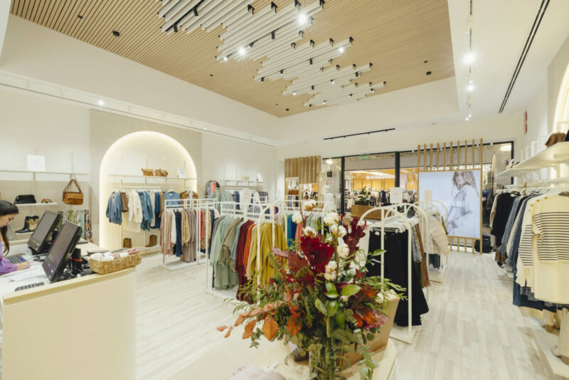 Sevilla Fashion Outlet acoge la nueva apertura de Hug&Clau - Noticias y ...