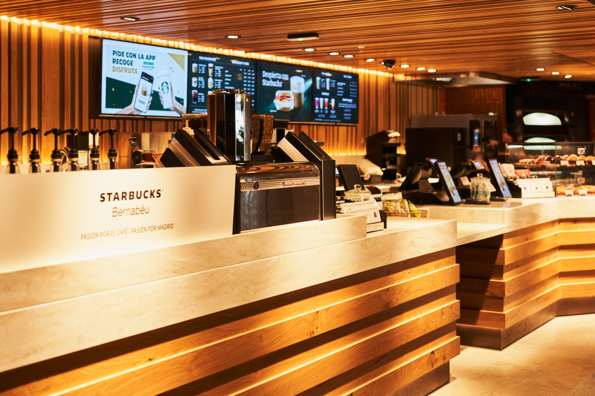 Así es la flagship que Starbucks inaugura en el Bernabéu, la mayor ...